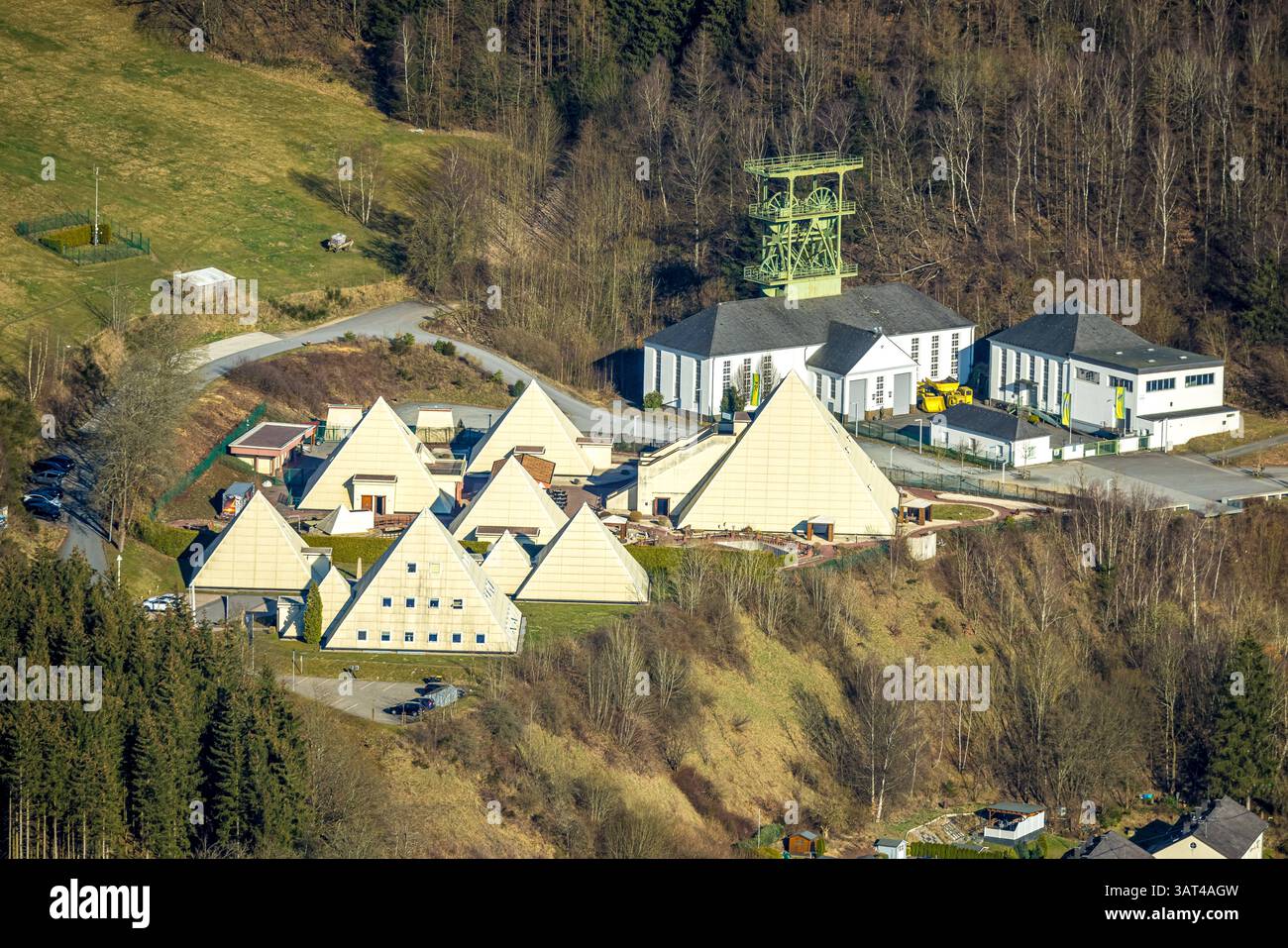 Luftbild, Galileo Park, Sauerland-Pyramiden, Bergbaumuseum Siciliaschacht mit Förderturm, Meggen ...