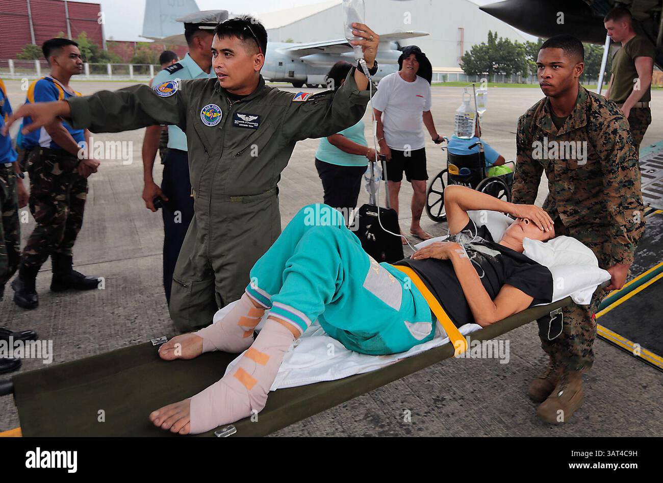 Nov. 11, 2013 - Manila, Philippines - Marines carry an injured Filipino ...