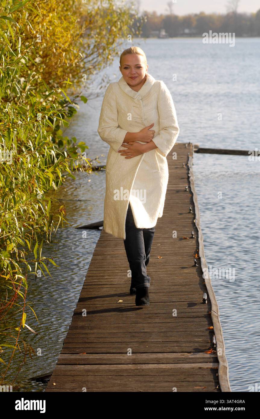Annett Louisan im Pier 51 auf dem Bootssteg mit Blick auf den Maschsee ...