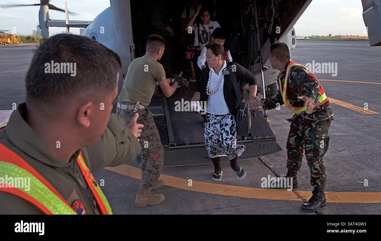Nov 12, 2013 - Manila, Philippines - U.S. Marines guide a Filipino ...