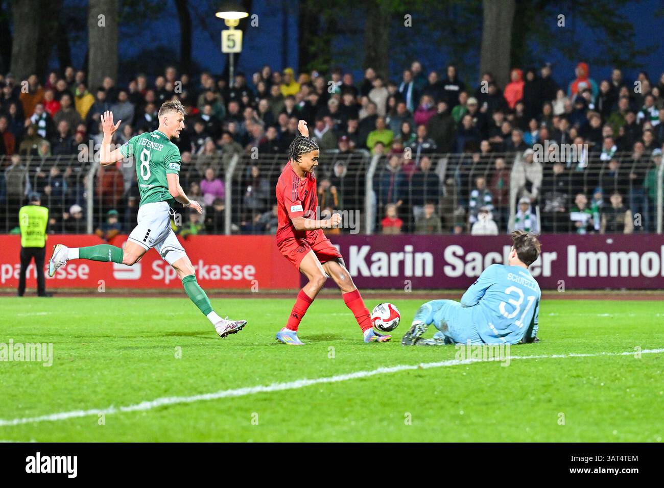 Schweinfurt, Deutschland. 17th Apr, 2025. im Duell Thomas MEISSNER (FC ...
