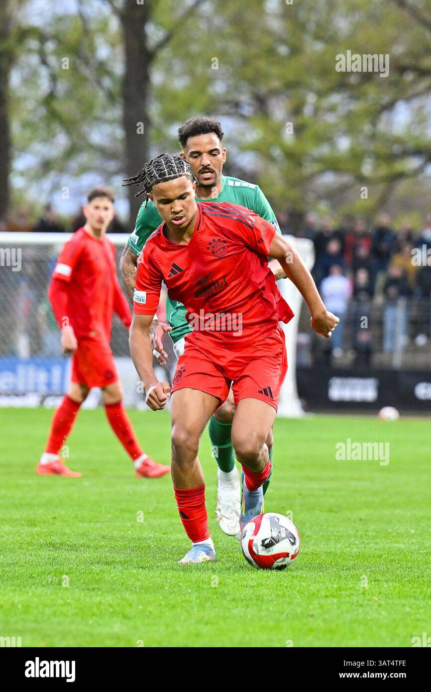 Schweinfurt, Deutschland. 17th Apr, 2025. im Duell Michael DELLINGER (FC SChweinfurt 10) und ...