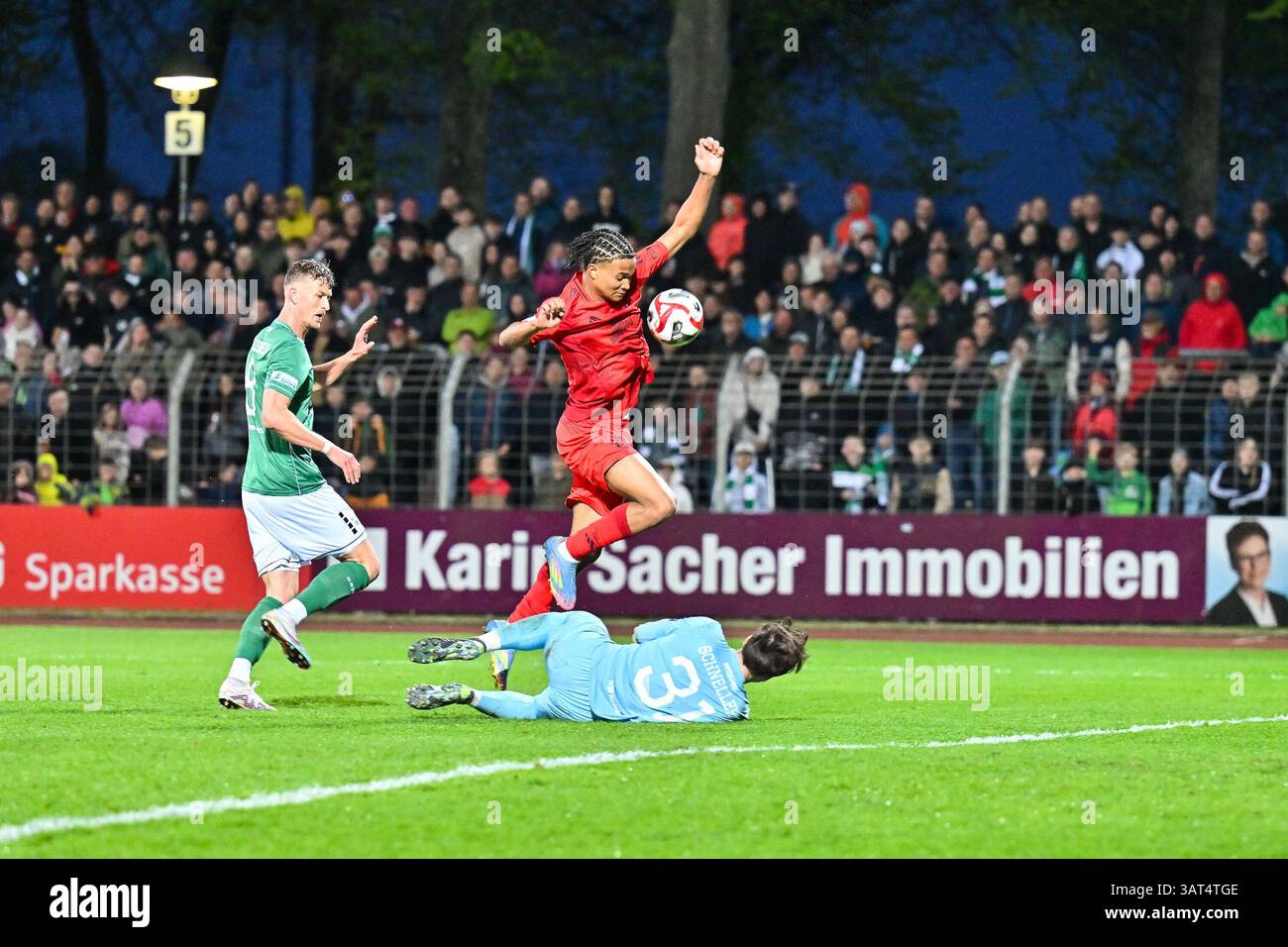 Schweinfurt, Deutschland. 17th Apr, 2025. im Duell Thomas MEISSNER (FC ...