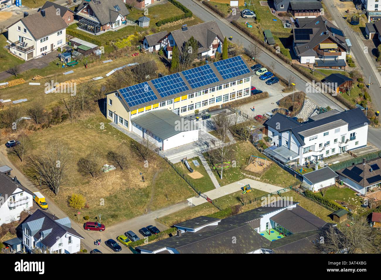 Luftbild, Schule Familienzentrum St. Severinus mit Solardach ...