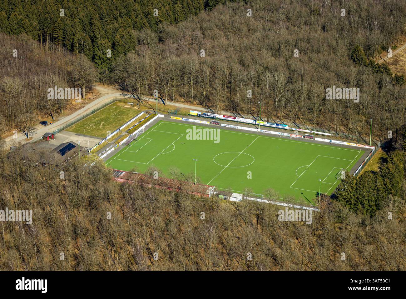 Luftbild, Fußballstadion Sportplatz VSV Wenden 1930 e.V., umgeben von ...