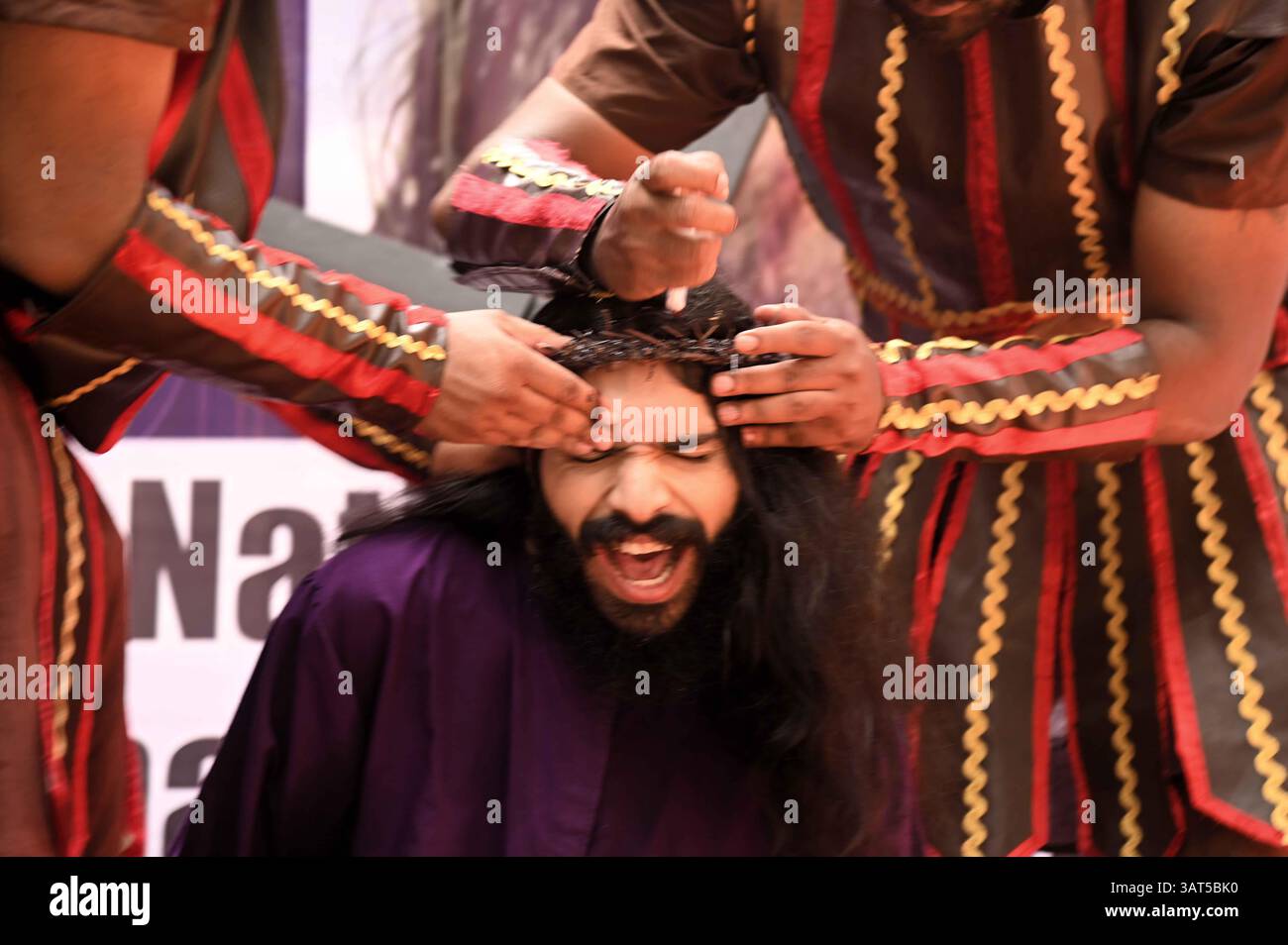 Mumbai, Maharashtra, India. 18th Apr, 2025. Christian devotees re-enact ...