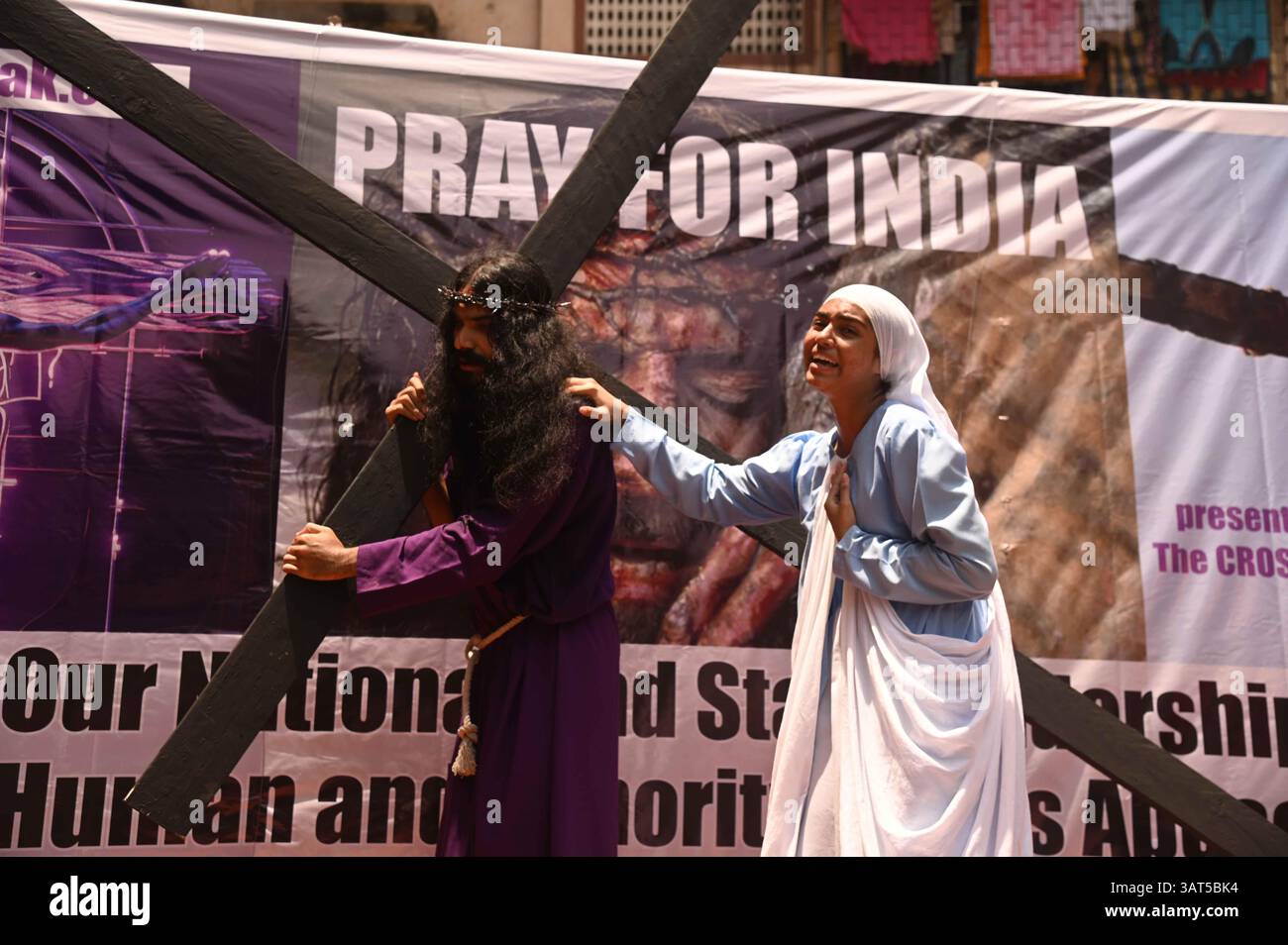 Mumbai, Maharashtra, India. 18th Apr, 2025. Christian devotees re-enact ...