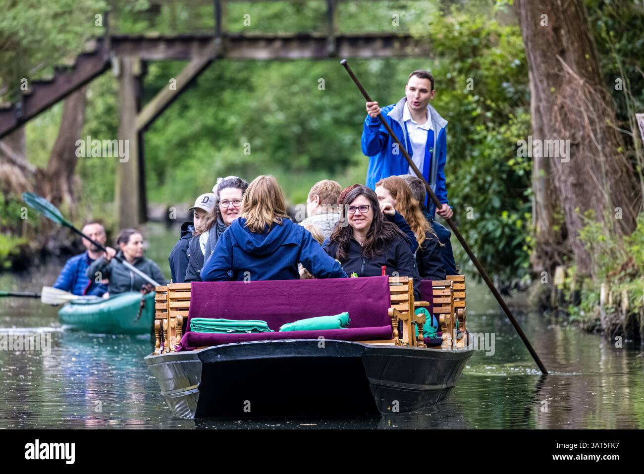 Lehde, Germany. 18th Apr, 2025. A bargeman ferries his passengers in a ...