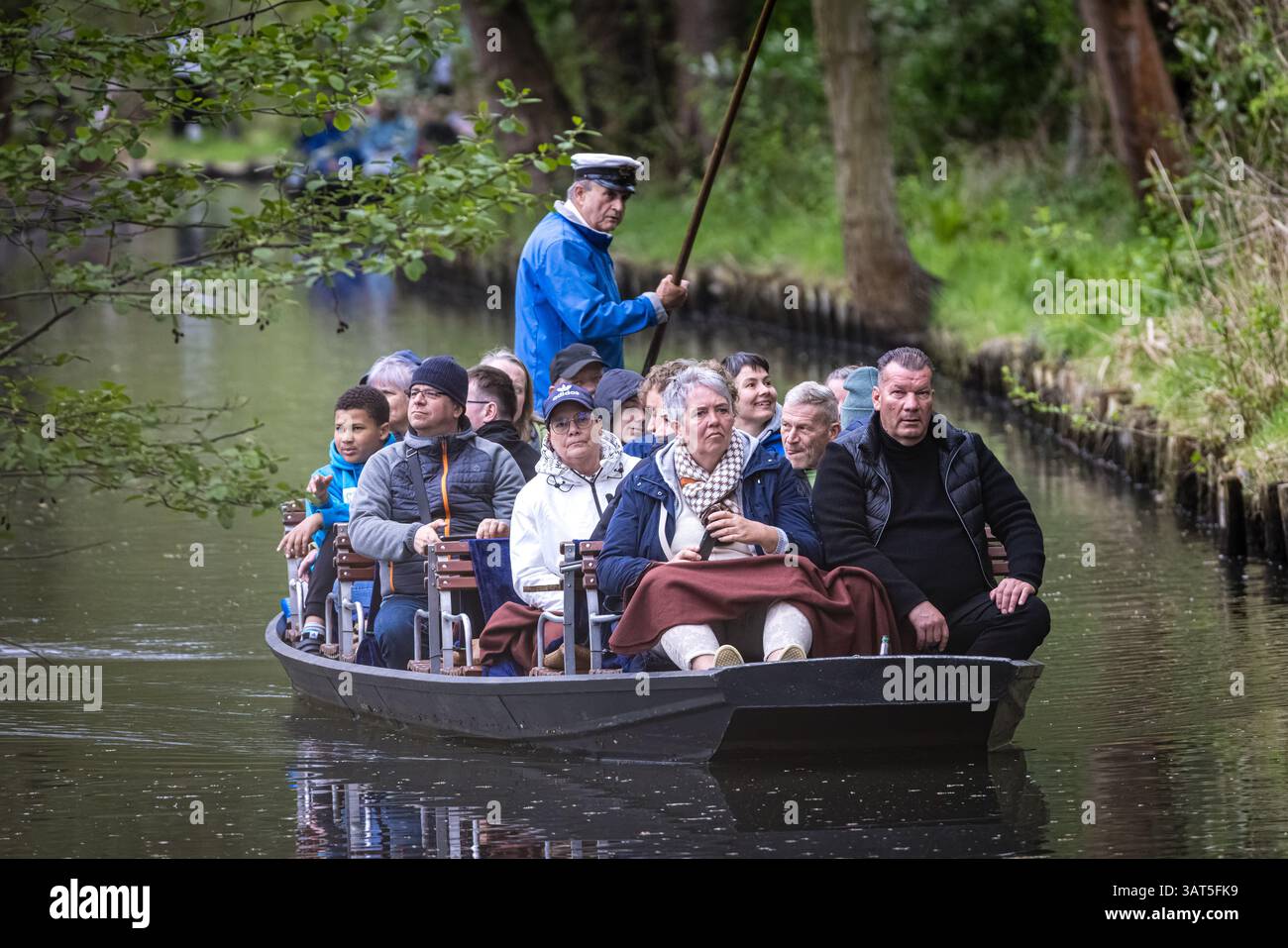 Lehde, Germany. 18th Apr, 2025. A bargeman ferries his passengers in a ...
