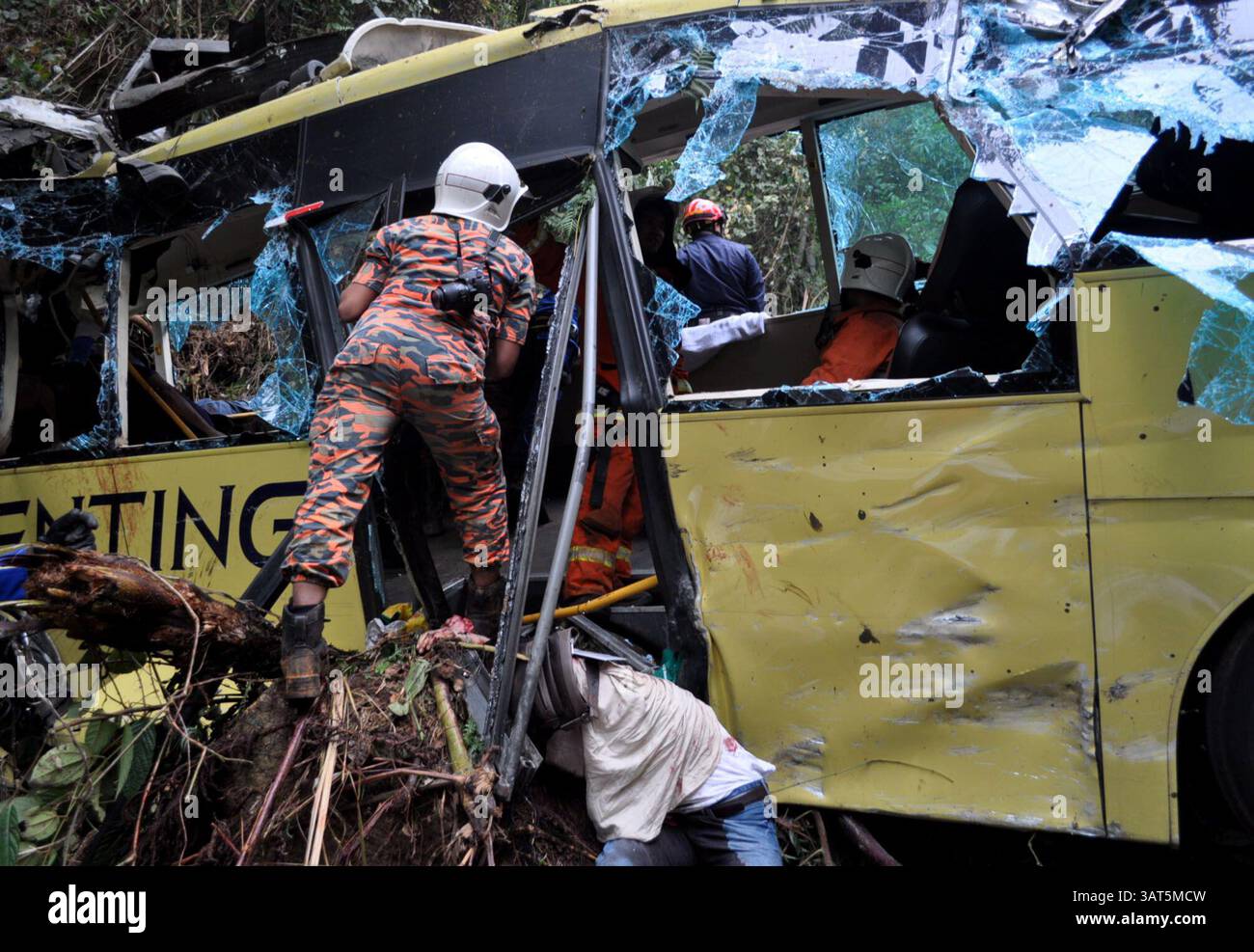 August 21, 2013 - Bentong, Pahang, Malaysia - Rescuers work at the ...