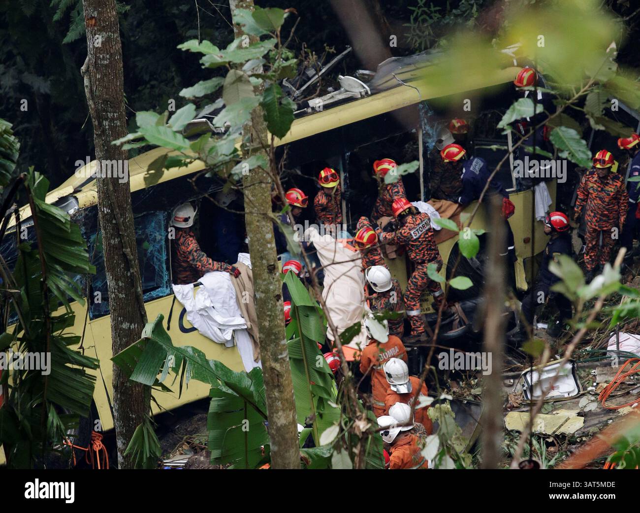 August 21, 2013 - Bentong, Pahang, Malaysia - Rescuers work at the ...