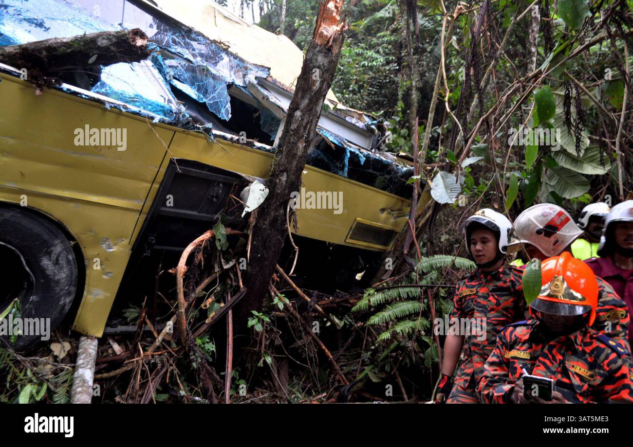 August 21, 2013 - Bentong, Pahang, Malaysia - Rescuers work at the ...