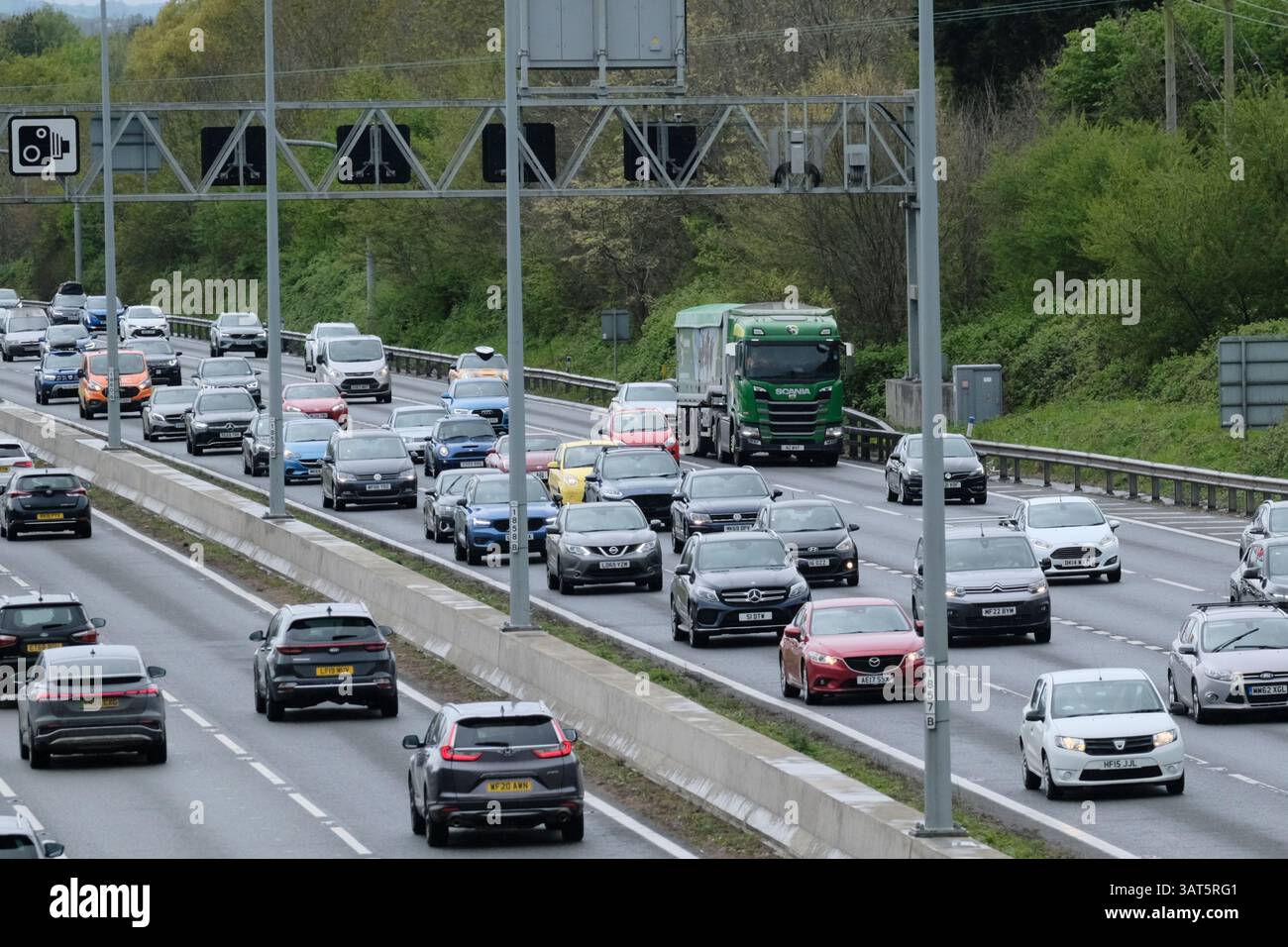 Bristol, UK. 18th Apr, 2025. Easter holiday causes traffic congestion ...