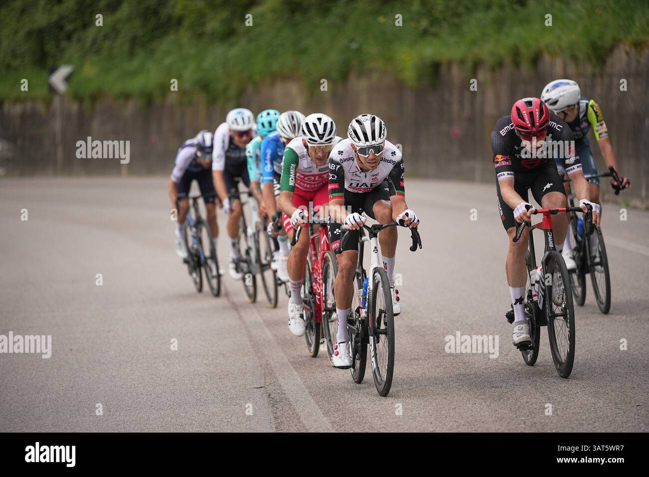 Corropoli, Italia. 18th Apr, 2025. The pack rides during the Giro d ...