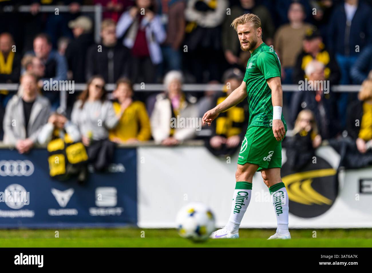 250418 Hammarbys Simon Strand under uppvärmningen inför fotbollsmatchen ...