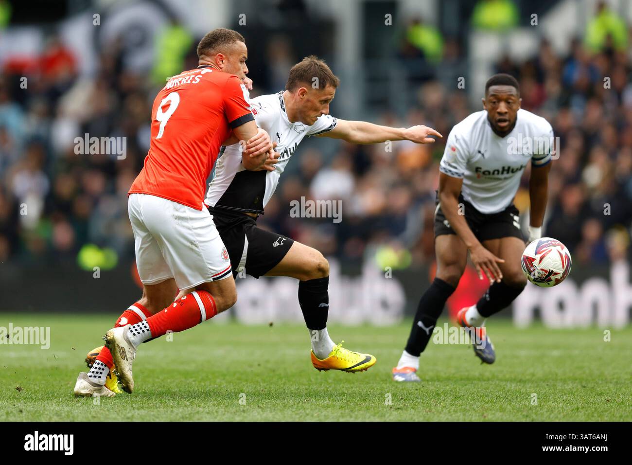 Luton Town's Carlton Morris (left) and Derby County's Jerry Yates ...