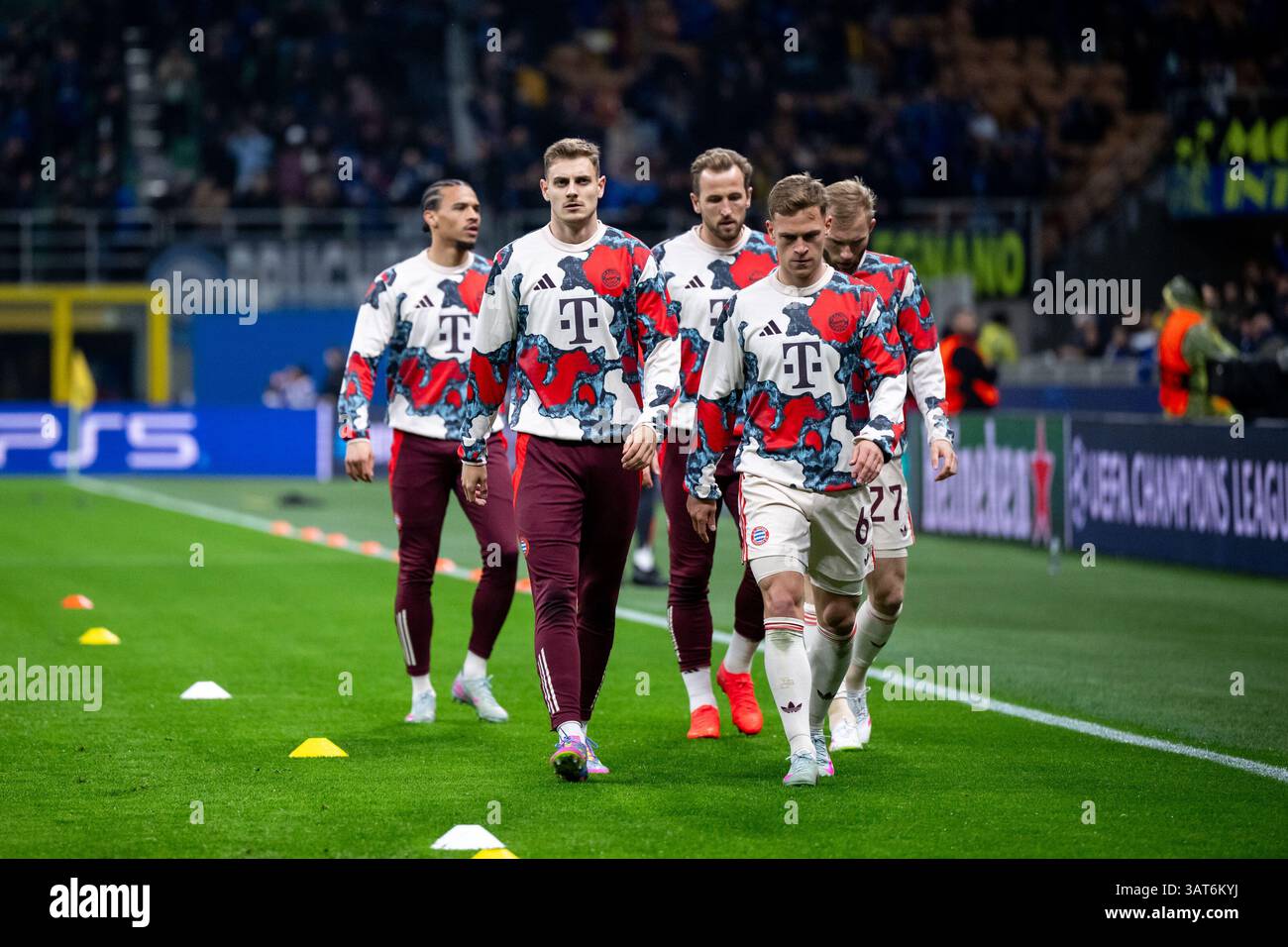 Josip Stanisic (FC Bayern Muenchen, #44), Harry Kane (FC Bayern ...