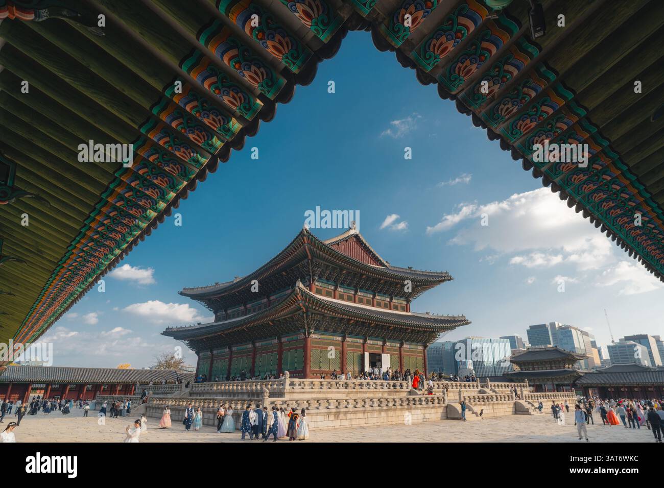 Visitors in the royal palace gyeongbokgung hi-res stock photography and ...