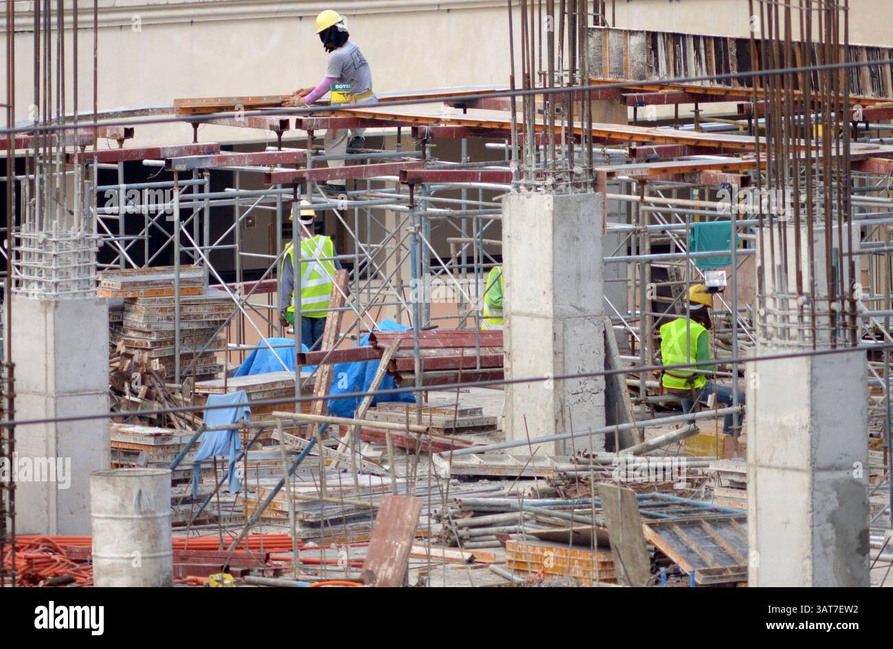 Philippines construction workers hi-res stock photography and images ...