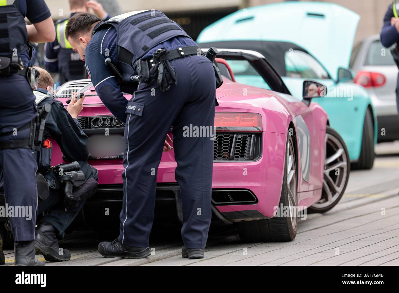 Duesseldorf, Germany. 18th Apr, 2025. Police officers check a vehicle ...