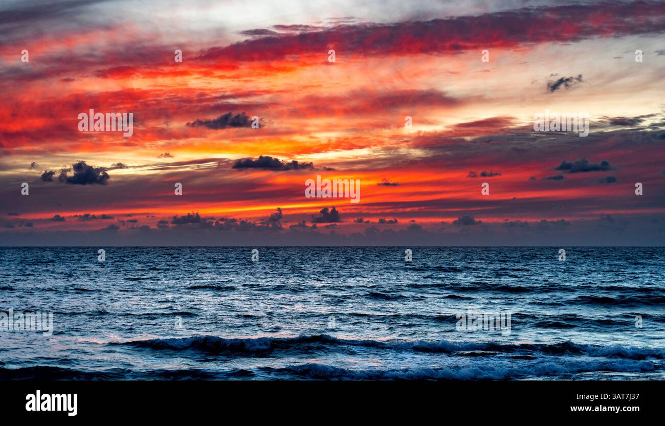 Sunset view over ocean colorful hi-res stock photography and images - Alamy