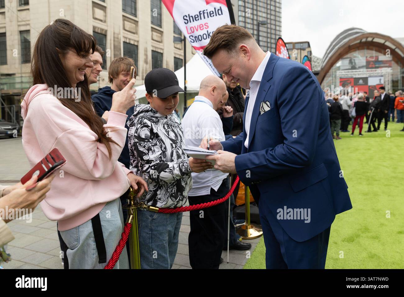 Sheffield, UK. 18th Apr, 2025. Shaun Murphy meets fans during the 2025 ...