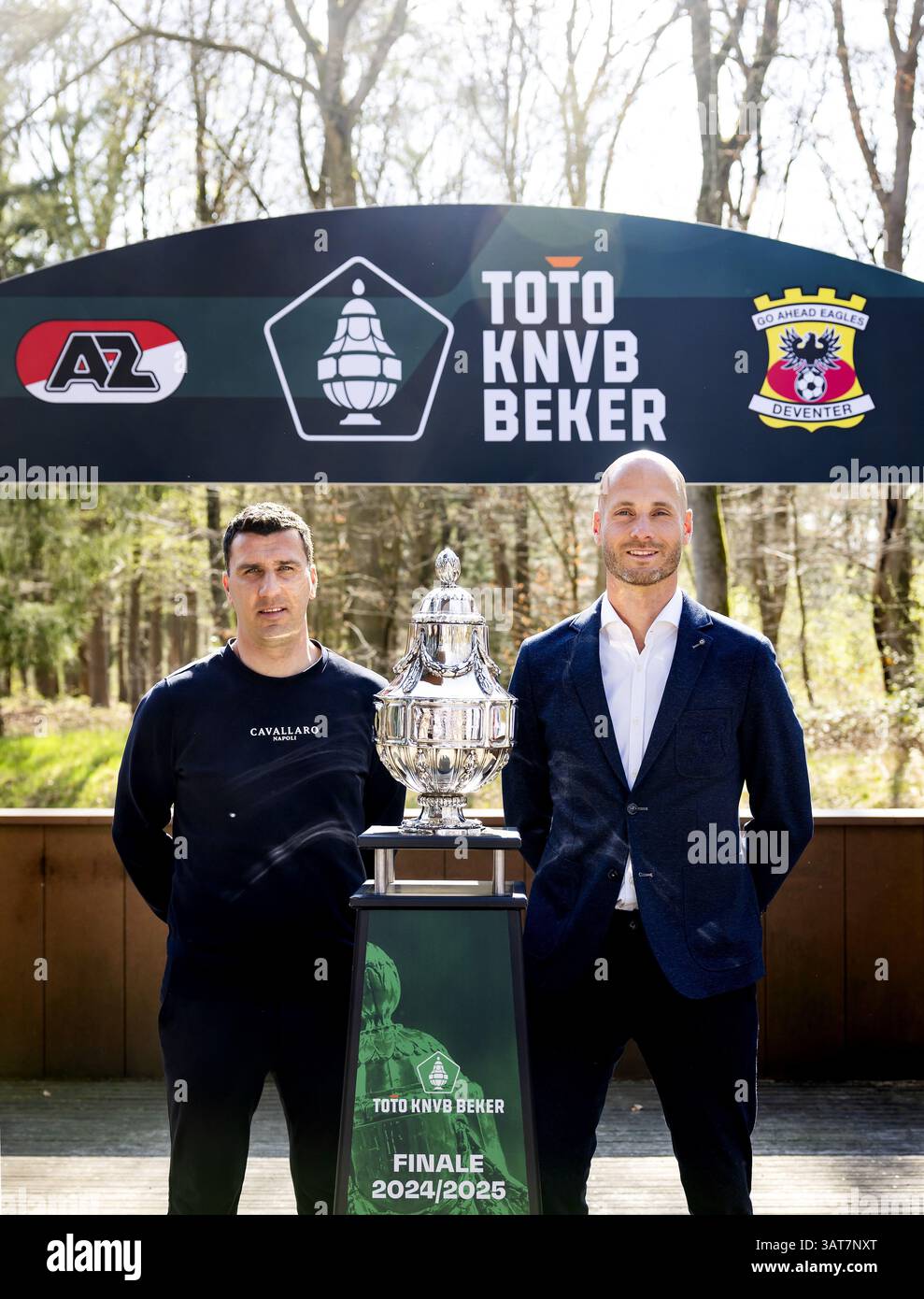 ZEIST - Coach Maarten Martens of AZ Alkmaar and coach Paul Simonis of ...