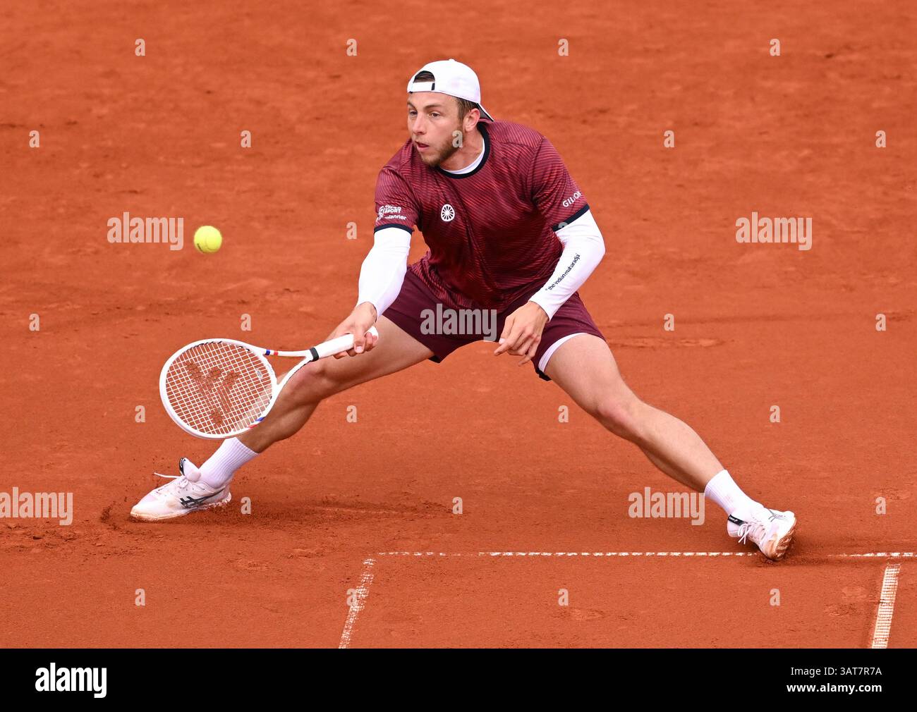 Munich, Germany. 18th Apr, 2025. Tennis: ATP Tour - Munich, Singles, Men, Quarterfinals. Zverev ...