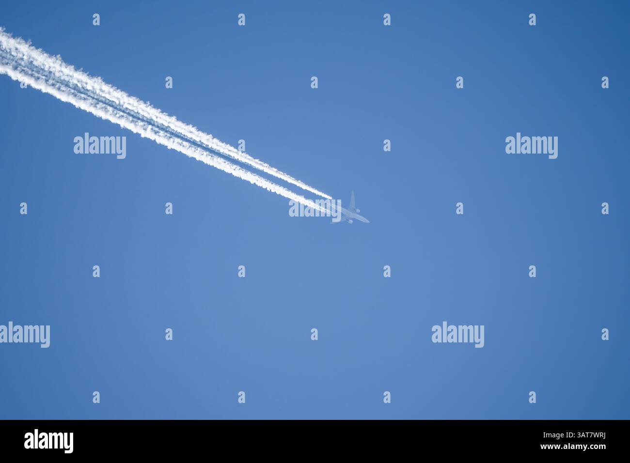jet liner aircraft in deep blue sky, contrails vapour trails Stock ...