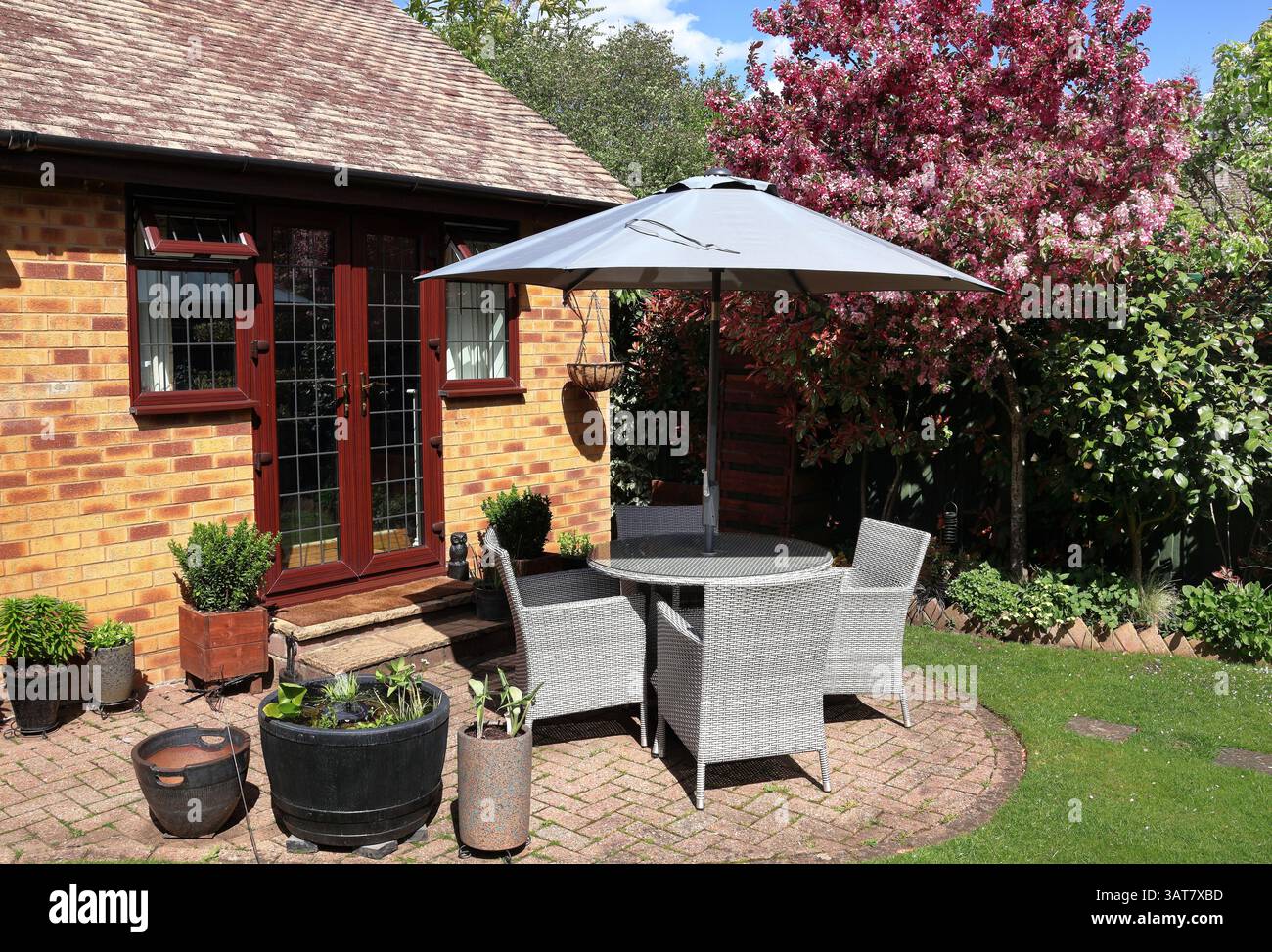 Bungalow england gardening hi-res stock photography and images - Alamy