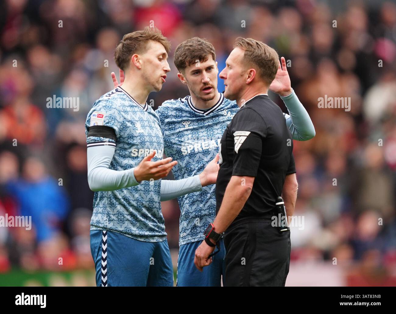 Sunderland's Trai Hume is sent off by referee Oliver Langford for a ...