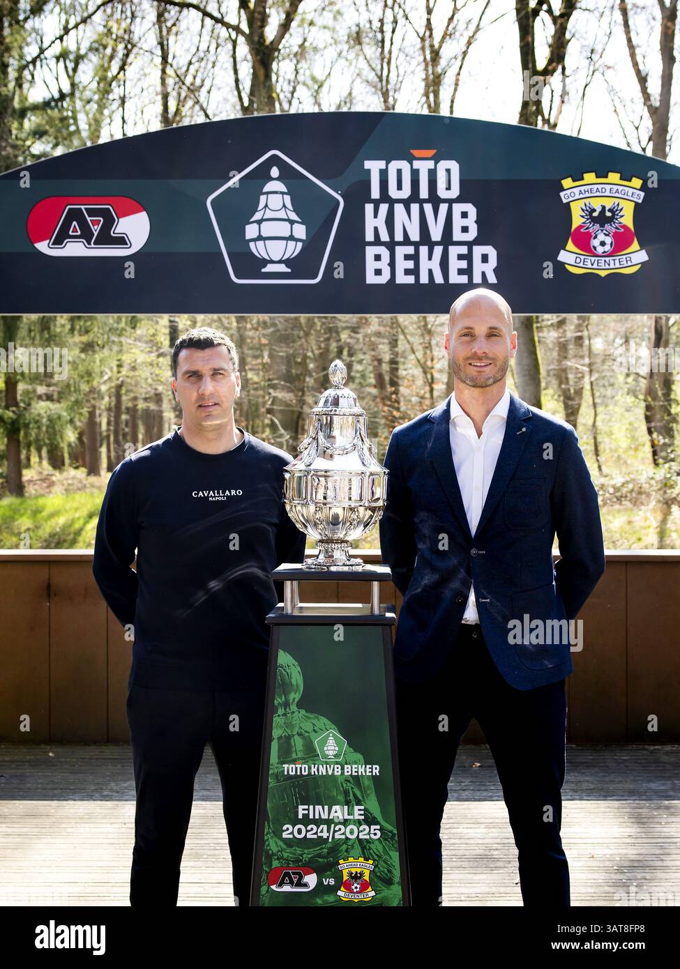 ZEIST - Coach Maarten Martens of AZ Alkmaar and coach Paul Simonis of ...