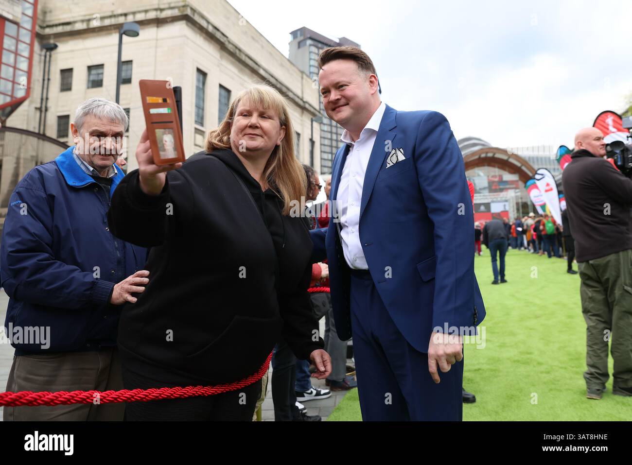 Shaun Murphy meets fans during the 2025 Halo World Snooker Championship ...
