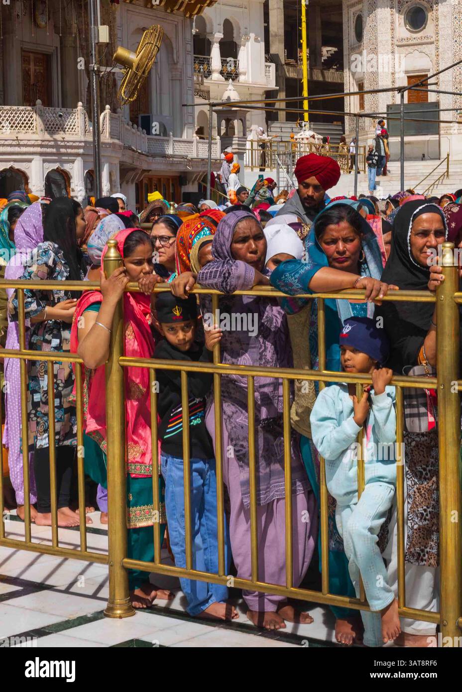 Crowds waiting to see the palanquin at the Golden Temple, Amritsar Stock Photo - Alamy