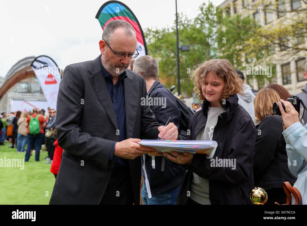 Mark Williams signs autographs during the 2025 Halo World Snooker ...