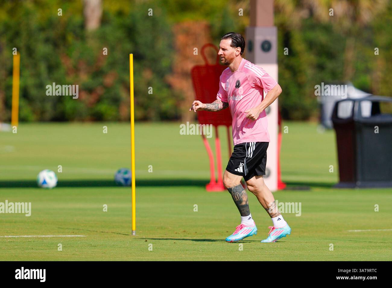 FORT LAUDERDALE, FL - APRIL 18: Lionel Messi #10 of Inter Miami CF ...