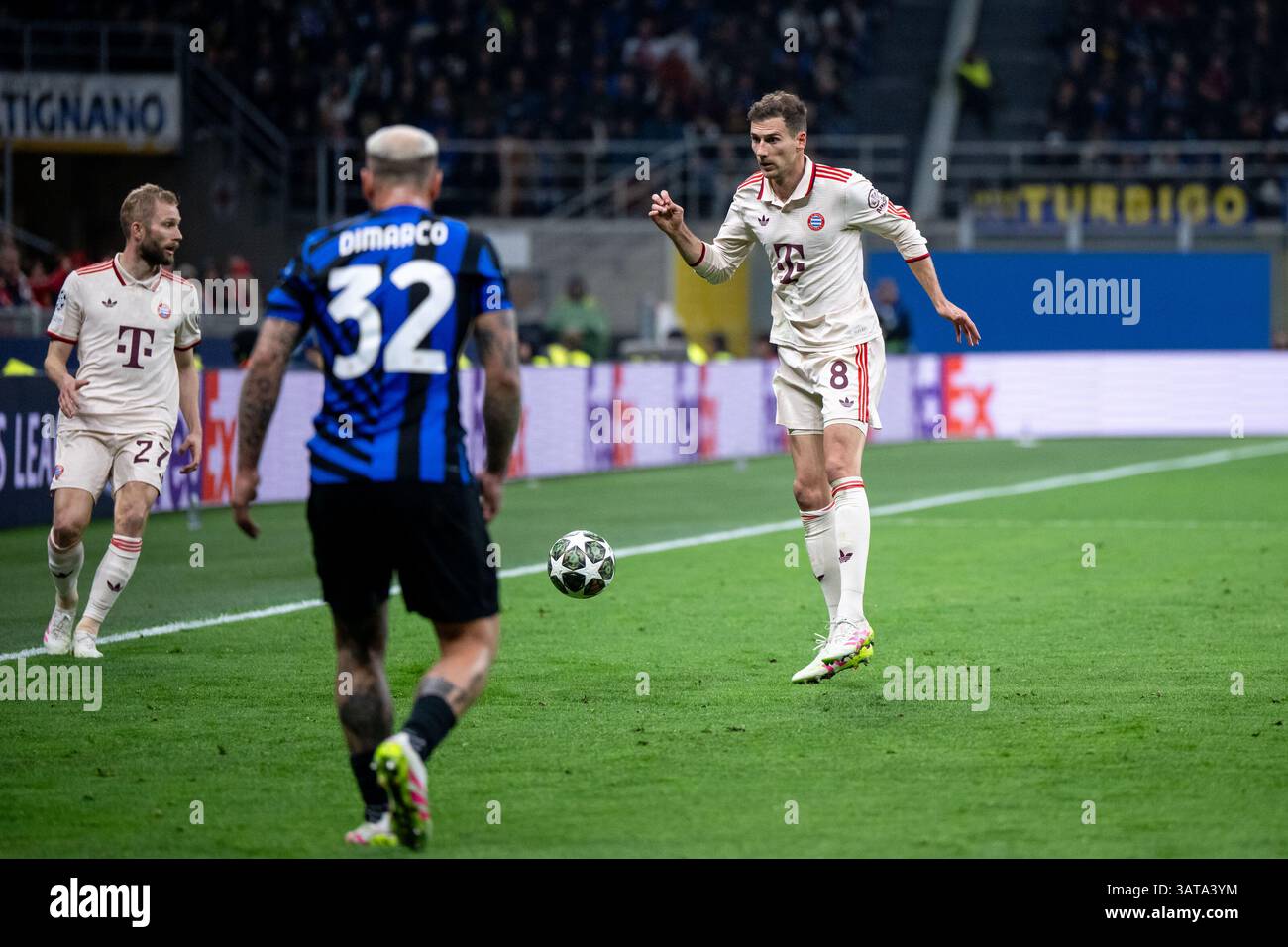 Leon Goretzka (FC Bayern Muenchen, #08) am Ball, daneben Konrad Laimer (FC Bayern Muenchen, #27 ...