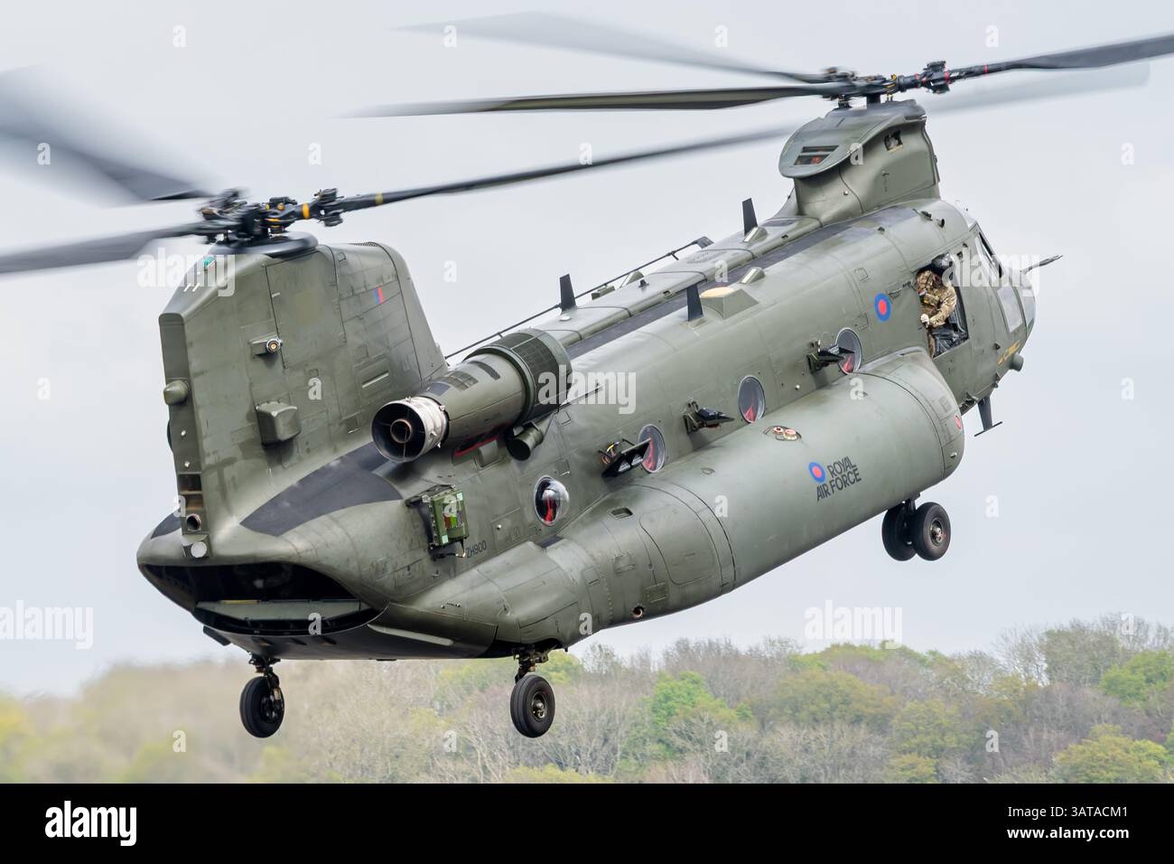 A Boeing Chinook HC6 military transport helicopter of the British Royal ...
