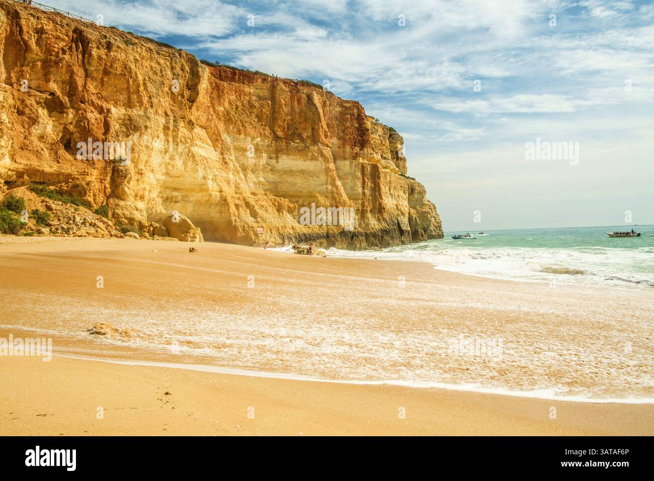 Ein kleiner Sandstrand am Fusse der Benagil Höhle Algar de Benagil ...