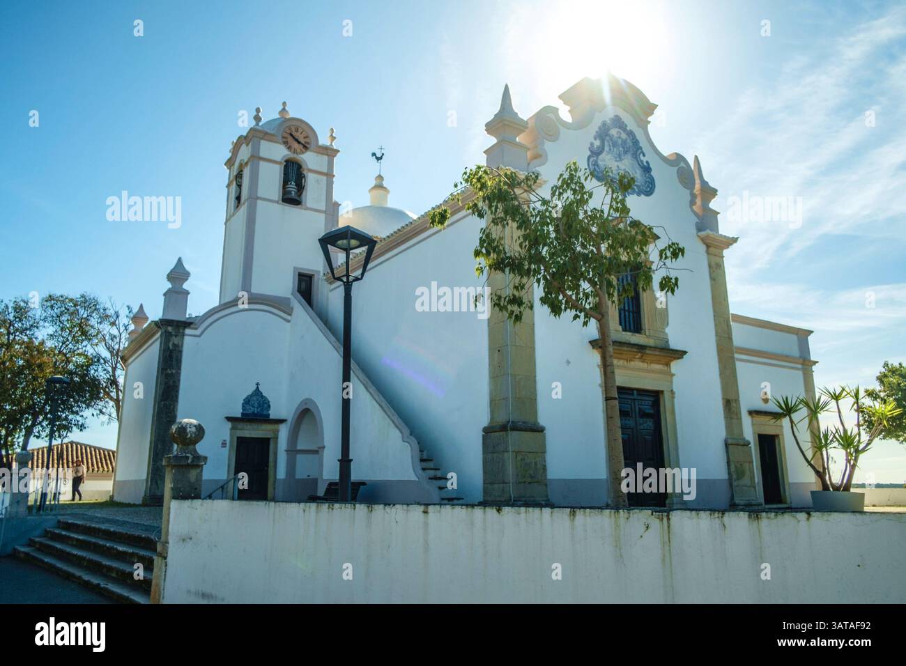 Die Kirche Igreja de Sao Lourenco de Almancil ist im Inneren mit ...