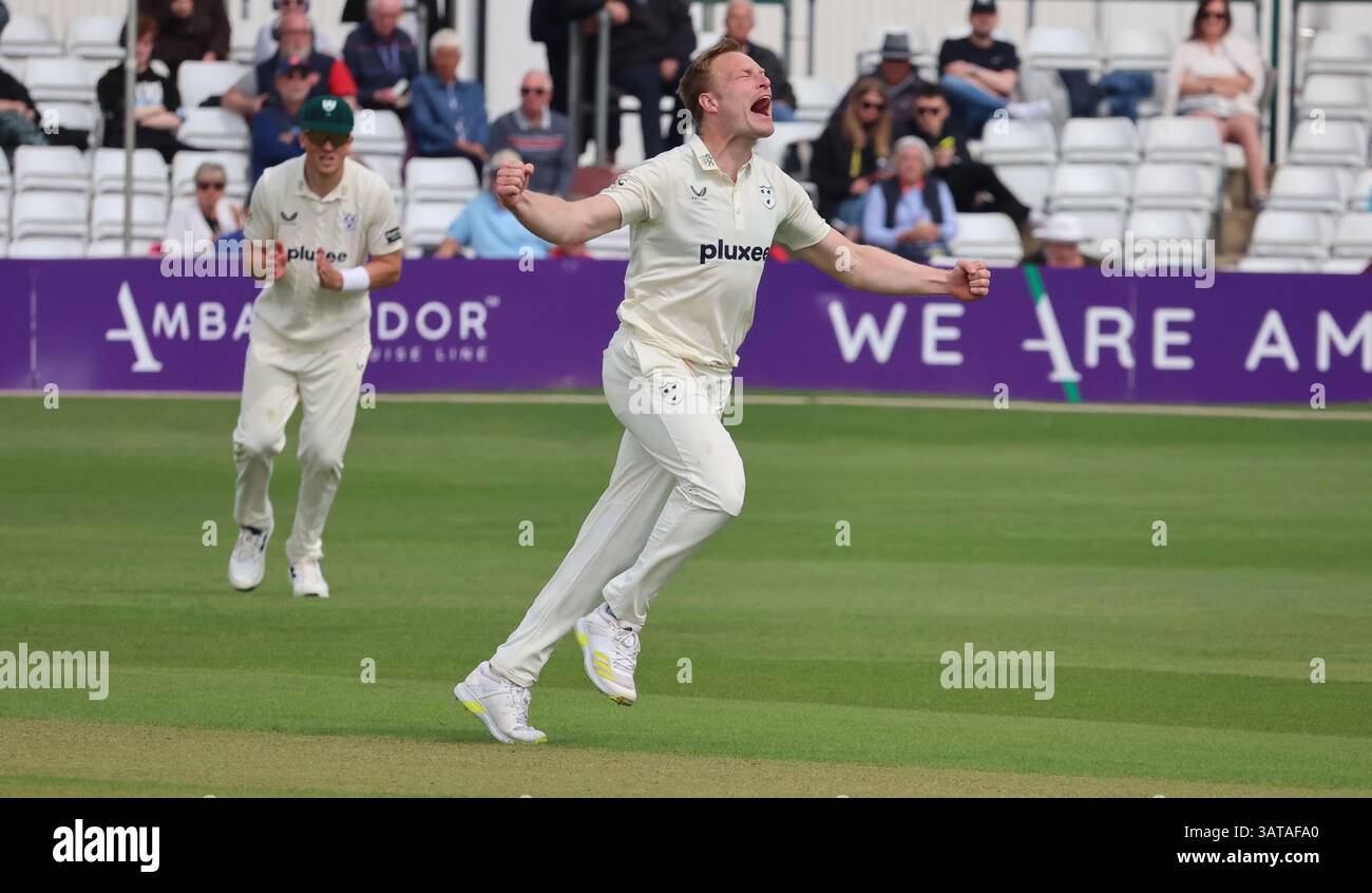 Chelmsford, UK. 18th Apr, 2025. CHELMSFORD, ENGLAND:- Worcestershire's ...