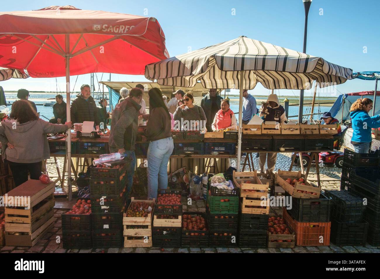 Reges Treiben herrscht auf dem Samstagsmarkt. Olhao, Algarve, Portugal ...