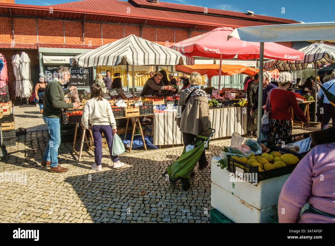 Reges Treiben herrscht auf dem Samstagsmarkt. Olhao, Algarve, Portugal ...