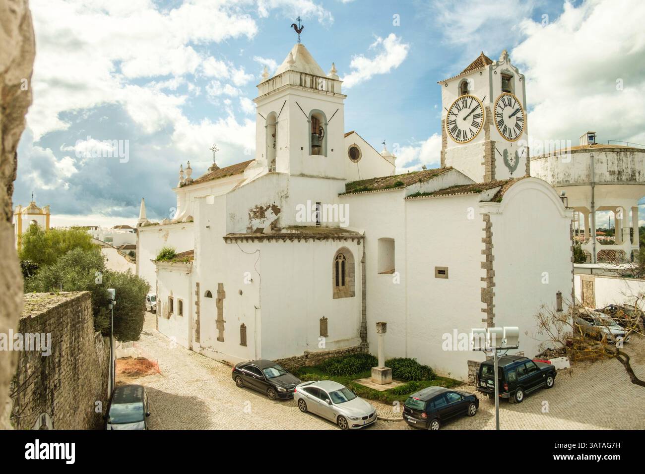 Die Kirche Igreja de Santa Maria do Castelo, Tavira, Algarve, Portugal ...