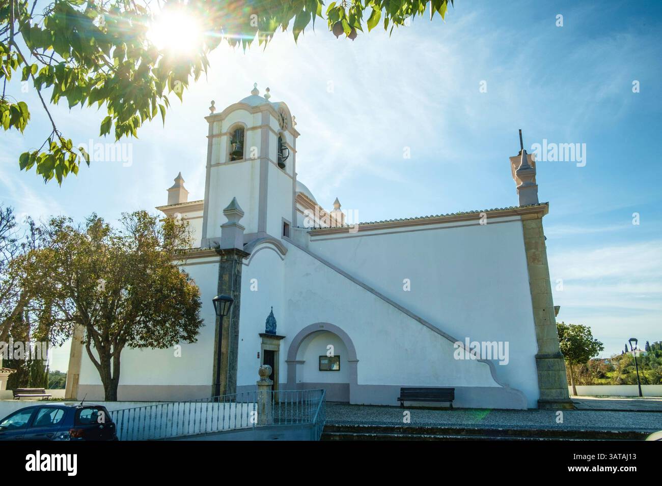 Die Kirche Igreja de Sao Lourenco de Almancil ist im Inneren mit ...