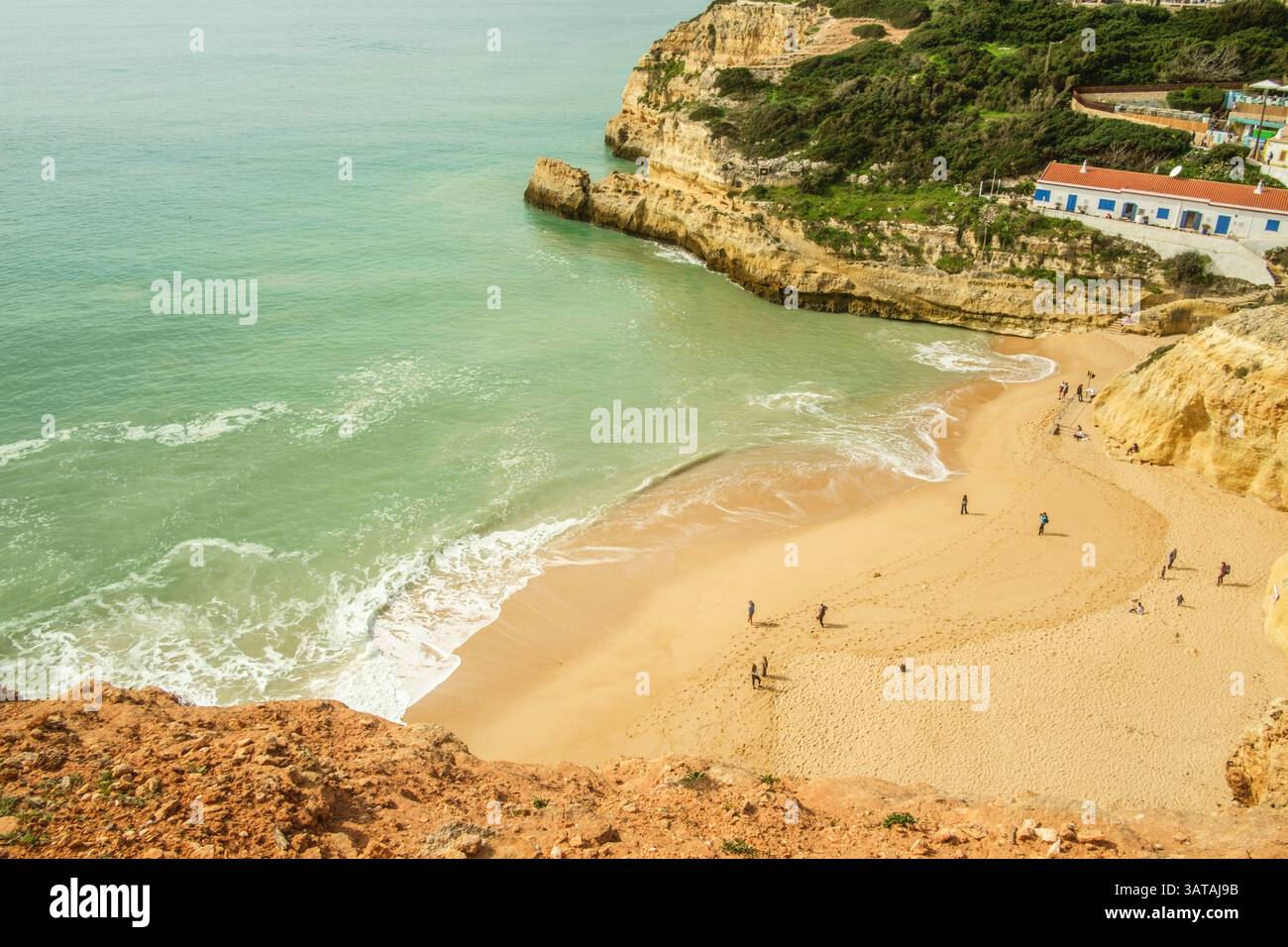 Ein kleiner Sandstrand am Fusse der Benagil Höhle Algar de Benagil ...