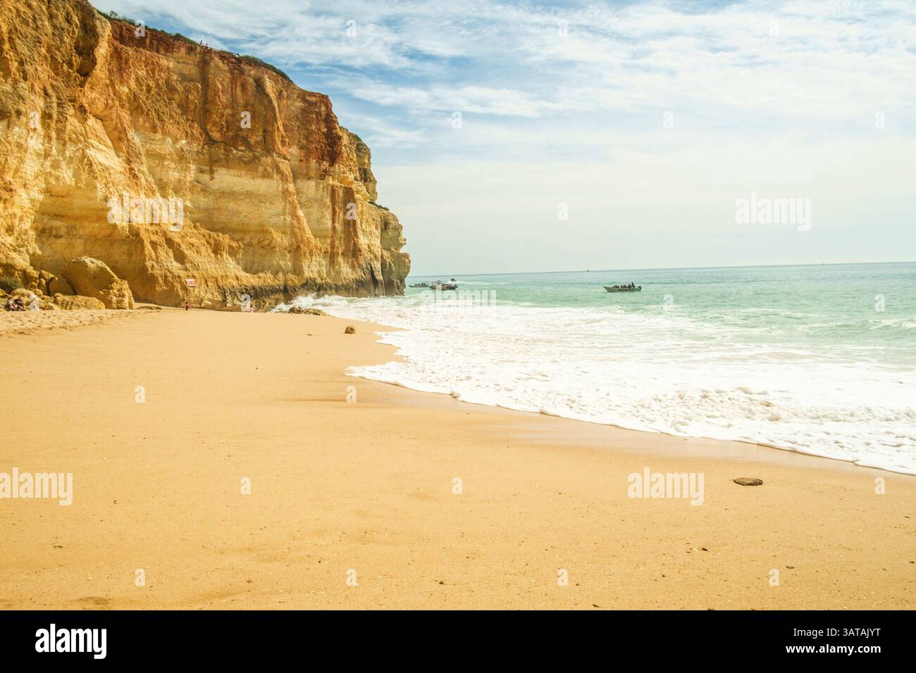 Ein kleiner Sandstrand am Fusse der Benagil Höhle Algar de Benagil ...