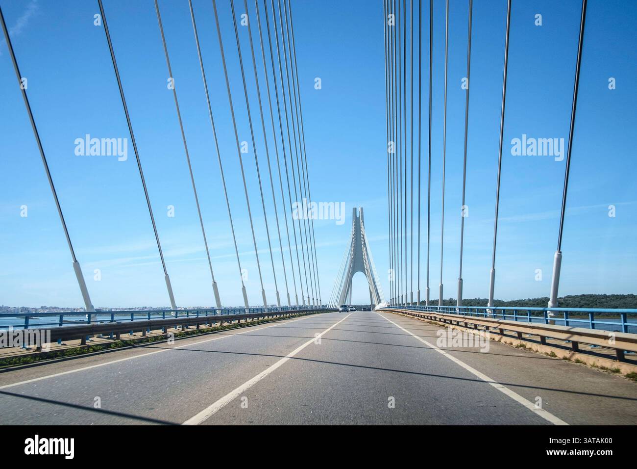Fahrt über die Arade-Brücke an der Estrada Nacional 125 in Portimao in ...