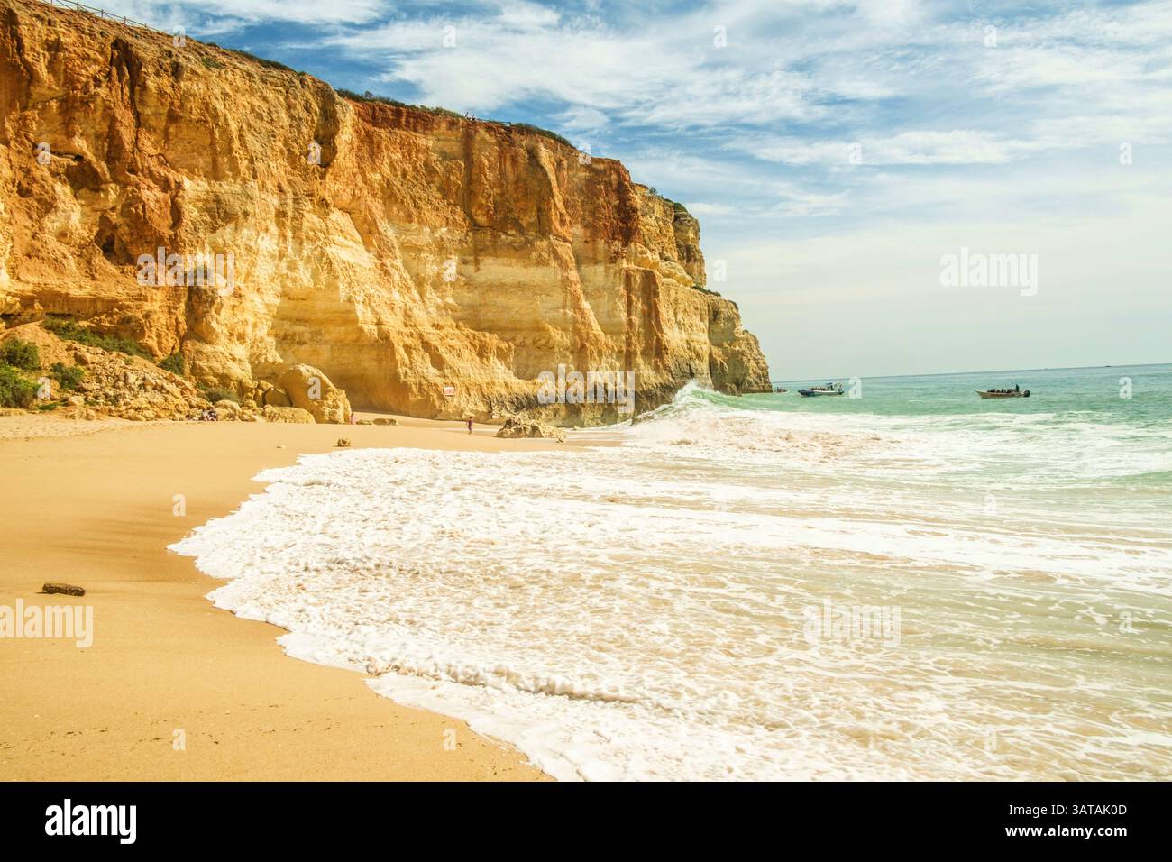 Ein kleiner Sandstrand am Fusse der Benagil Höhle Algar de Benagil ...