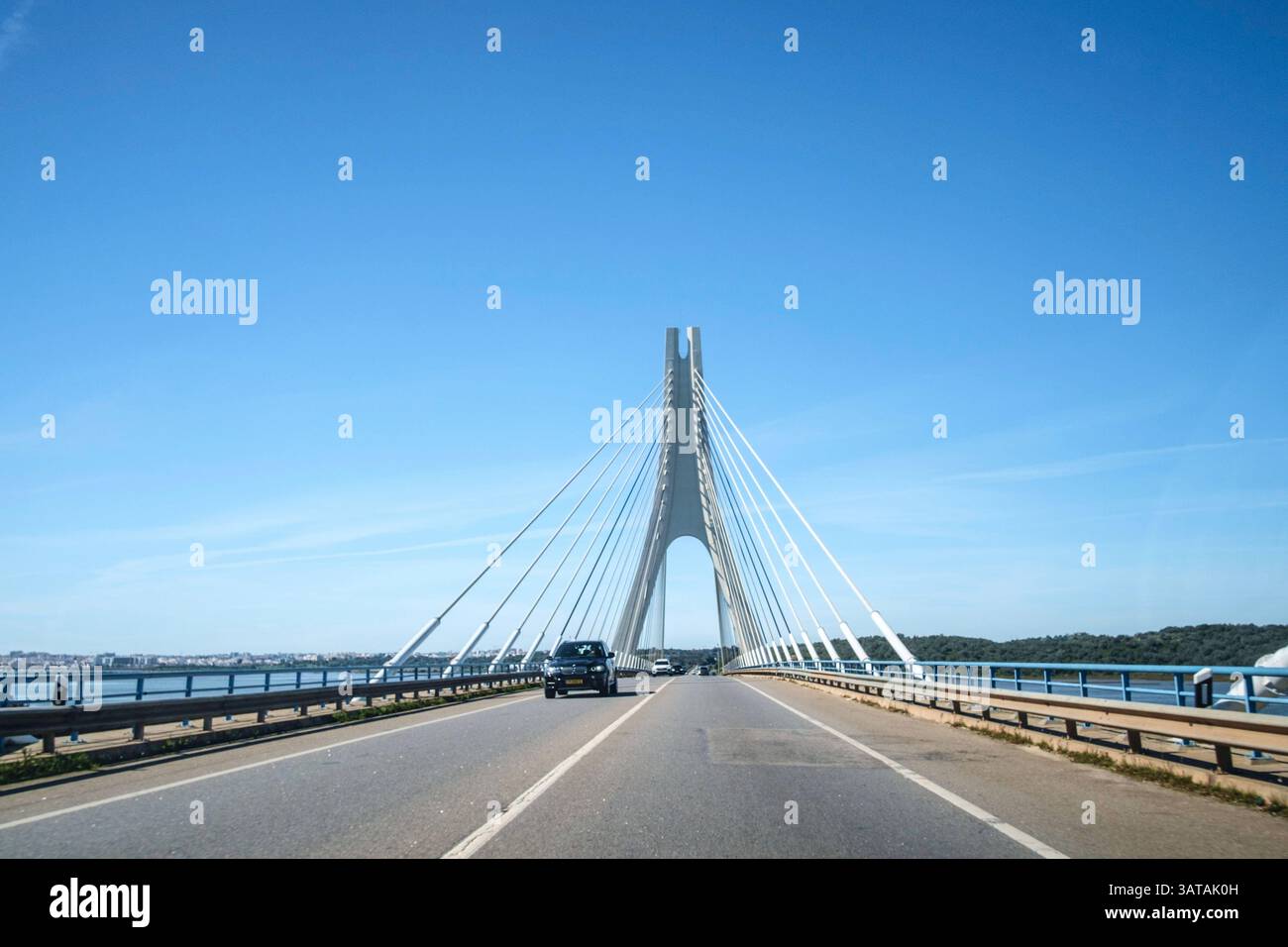 Fahrt über die Arade-Brücke an der Estrada Nacional 125 in Portimao in ...